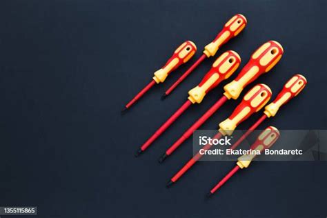 스크류 드라이버 어두운 배경에 밝은 색상의 드라이버 세트 수리 및 리노베이션 개념 공간을 복사합니다 0명에 대한 스톡 사진 및 기타 이미지 Istock