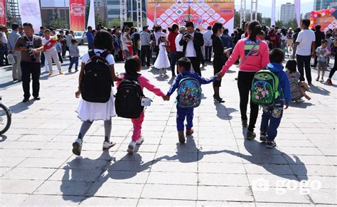 ФОТО 1000 өрхийн хүүхдүүдэд шинэ цүнх иж бүрэн хичээлийн хэрэгсэл гардууллаа