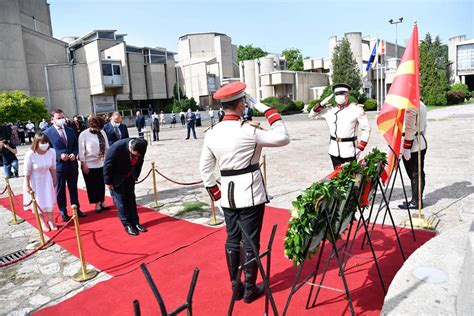 Владина делегација предводена од премиерот Заев положи цвеќе по повод Денот на сесловенските