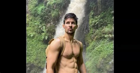 Павел Дуров снова опубликовал фото с обнажённым торсом — на этот раз на фоне водопада в Руанде