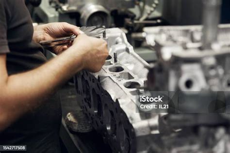 자동차 수리점에서 분해 된 엔진의 밸브 조정 캠 캠과 밸브 메커니즘 부품 사이의 열 간격 조정 기계 부분에 대한 스톡 사진 및 기타 이미지 Istock