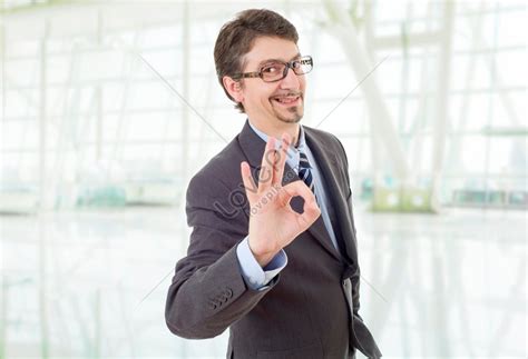 젊은 사업가가 사진 콘테스트에서 우승 사진 무료 다운로드 Lovepik