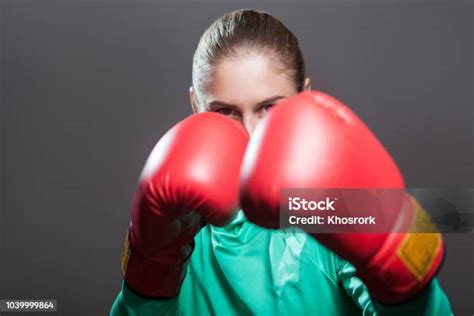 빨간 권투 글러브에서 수 세에 수집된 머리 서와 함께 자신감 아름 다운 젊은 선수 여자의 초상화 권투 글러브에 대한 스톡 사진 및 기타 이미지 Istock