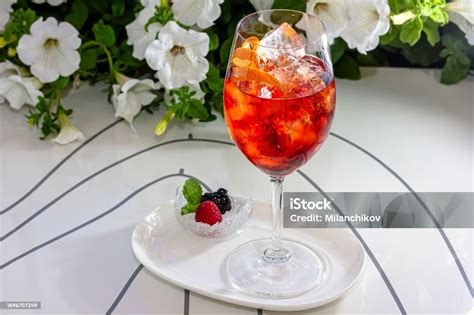 전형적인 여름 음료는 아페롤 프로세코 소다 오렌지 한 조각과 함께 와인 잔에 제공되는 아페롤 스프리츠입니다 0명에 대한 스톡 사진 및 기타 이미지 Istock