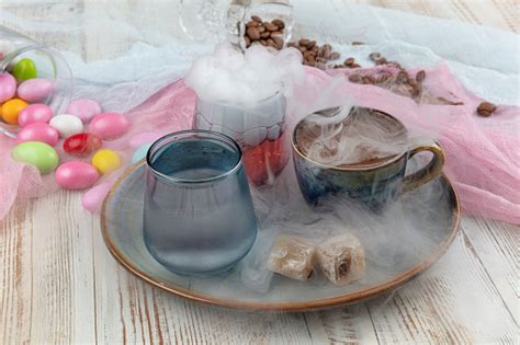 전통 터키 커피와 터키식 즐거움 사탕과 커피 원두를 나무 테이블에 올려놓습니다 터키 커피 스페셜 데이 컨셉 Eid Ul Fitr