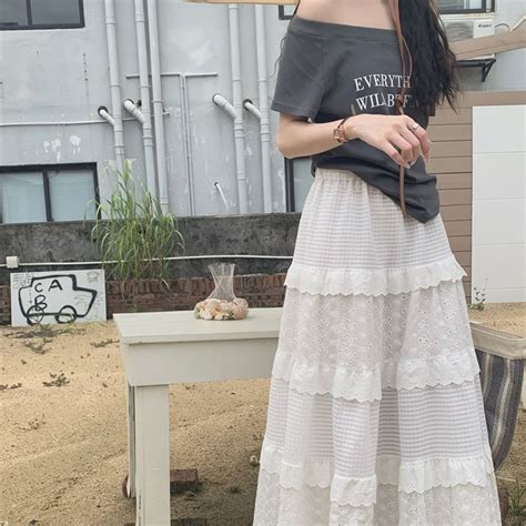 코디세트레터링 오프숄더 언밸 티셔츠펀칭 레이스 프릴 스티치 롱스커트 세트 2j110814e