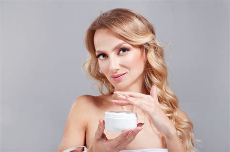 명확한 피부 및 파란 눈을 가진 아름 다운 금발의 여 자가 손에 흰 항아리 크림에 계속 관능에 대한 스톡 사진 및 기타 이미지 관능 백인종 벨라루스 Istock