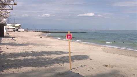 Заміновані пляжі сотні мін у Чорному морі проте українців зламати не можна Як нині живе Одеса