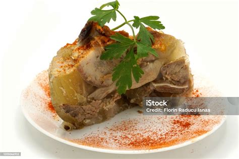 전통적인 루마니아 수제 돼지 고기 트로터 젤리 요리는 Piftie라고합니다 파프리카와 신선한 파슬리를 곁들인 돼지고기로 만든 젤리 돼지고기 아스픽 돼지 발에 대한 스톡 사진