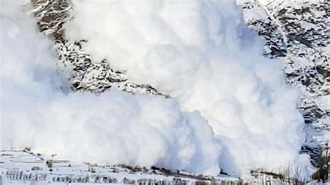 Avalanche In Lahaulलाहौल के कोलंग और ठोलंग में हुआ हिमस्खलन