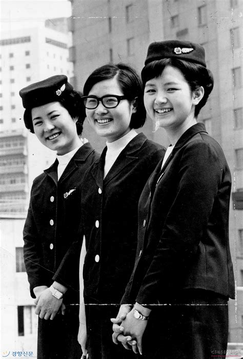 웃고 있는 스튜어디스들