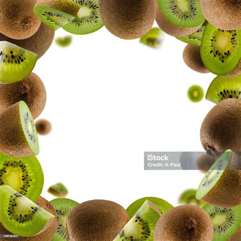 완벽하게 수정 된 키위 전체 반쪽 및 조각이 우주에서 날고 공중에 떠 있습니다 흰색으로 격리 라벨에 대한 스톡 사진 및 기타 이미지 Istock