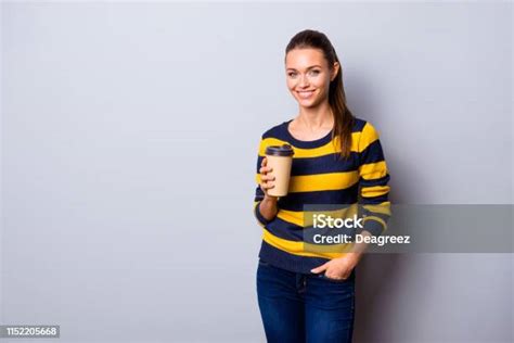 그녀의 그녀는 좋은 찾고 매력적인 아름 다운 빛나는 사랑 스러운 매력적인 쾌활 한 여자 재미 있는 시간을 마시는 음료 회색 파스텔 배경 위에 고립 된의 초상화 머그에 대한