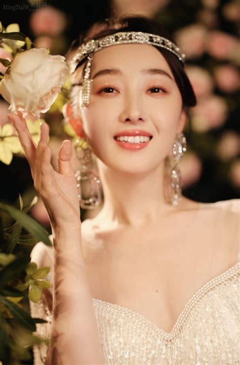 穿低胸裙尖头高跟的公主蒋梦婕梦幻美照（57） 图片 名腿网