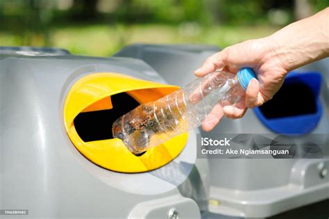 페트 병은 탱크에 넣어 폐기 하십시오 쓰레기통에 쓰레기를 버리는 사람은 쓰레기와 같이 버릴 수 있는 별도의 쓰레기로 감소에 대한 스톡 사진 및 기타 이미지 Istock