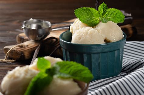 아이스크림 특종 옆으로 나무 부엌 테이블에 점토 그릇에 바닐라 아이스크림 공 0명에 대한 스톡 사진 및 기타 이미지 0명 갈색 거품 내기 Istock