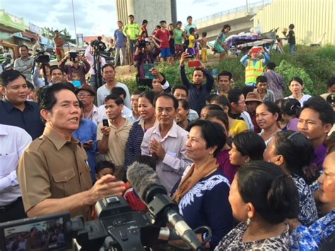 លោក ឃួង ស្រេង ចុះពិនិត្យសំងណង់រោងស្នាក់នៅបណ្តោះអាសន្ន ជូនប្រជាពលរដ្ឋ១៥៣ គ្រួសារចេញពីមាត់