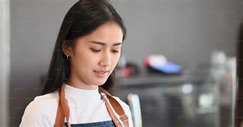 카운터 바에서 고객에게 종이컵의 커피를 주는 쾌활한 바리스타 사진 Unsplash의 커피숍 이미지