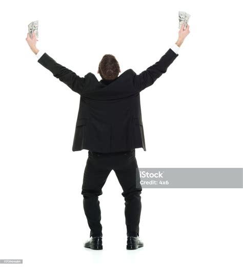 전체 길이1 남자 만후면뒤 2029 세 성인 잘 생긴 사람키가 큰 갈색 머리짧은 머리 백인 남성젊은 남자 사업가매니저 앞에 서 있는 흰색 배경 착용 비즈니스 웨어 남자에