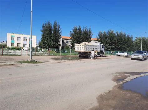 Цэцэрлэгийн урд талд Дархан Уул аймгийн 13р цэцэрлэг