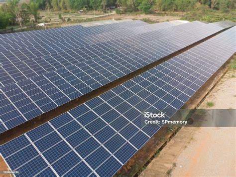 태양 전지판 태양 광 발전소는 햇빛을 전기로 변환하는 장치입니다 태양 전지는 태양광 효과를 통해 전기를 생성하는 데 사용할 수 있습니다 0명에 대한 스톡 사진 및 기타
