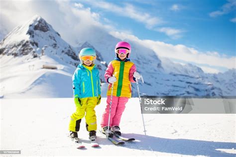 스키와 눈 겨울의 아이 들을 위한 재미입니다 어린이 스키입니다 가족에 대한 스톡 사진 및 기타 이미지 가족 겨울 겨울 코트 Istock