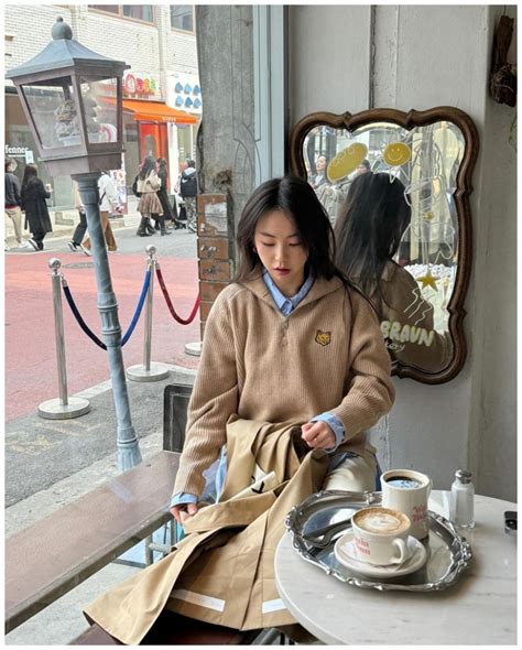 안소희 트렌치코트 메종키츠네 하프집업 니트 봄코디 네이트뷰
