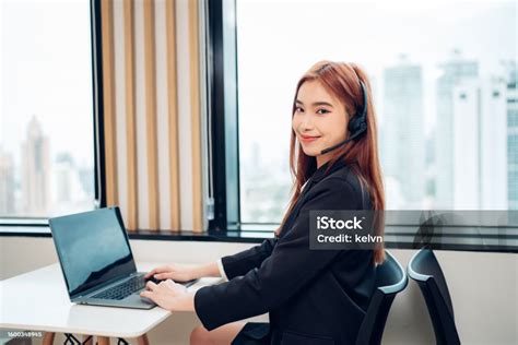 컴퓨터를 사용하는 헤드셋을 착용한 친절한 미소 짓는 여성 콜센터 교환원 고객 서비스 It 지원에 대한 스톡 사진 및 기타 이미지