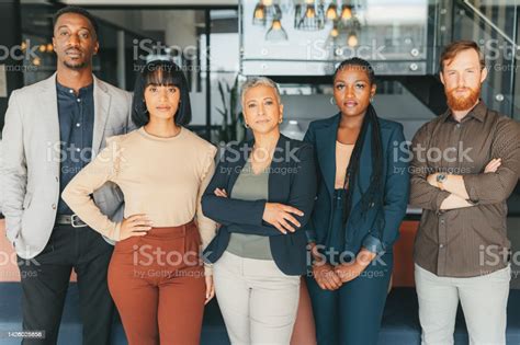 비즈니스 관리자 리더십 및 회사 사무실의 기업 남성 여성 및 근로자의 글로벌 협력 경영진과의 다양성 협력에서 독단적 힘 및 팀워크 목표의 초상화 사업가에 대한 스톡 사진 및