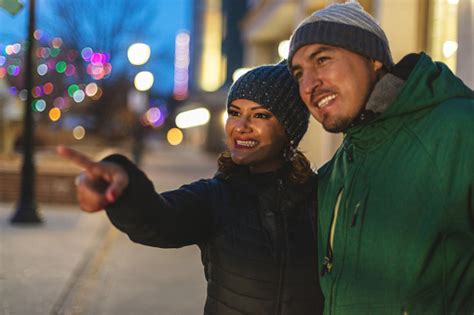 작은 마을 서부 미국 콜롬비아 미국 커플 히스패닉 남성과 여성의 휴일 크리스마스 시간 함께 윈도우 쇼핑 아프로 라틴어 라이프