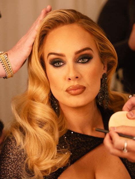 Adele Presume Colección De Peluches Del Dr Simi Y Una Muñeca Lele