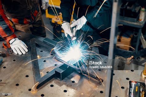여성 직원에게 금속 제조 작업장에서 용접하는 방법을 가르치는 중년 남성 용접공에 대한 스톡 사진 및 기타 이미지 용접공