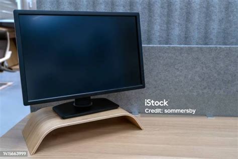 거실의 나무 테이블에 빈 화면이있는 컴퓨터가있는 최소한의 작업 공간 0명에 대한 스톡 사진 및 기타 이미지 0명 Lcd