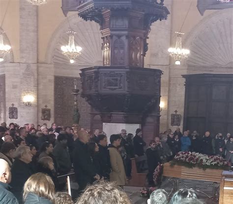 Addio A Daniela Carbone In Centinaia Ai Funerali Difficile Da Crederci