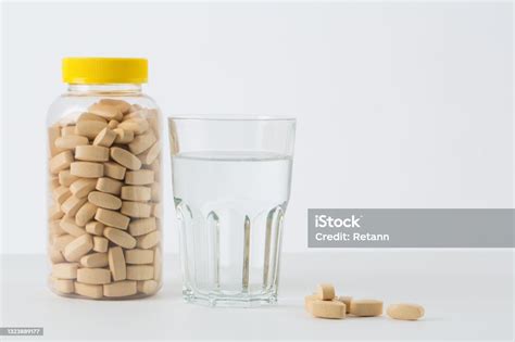 항생제 항산화제 아스피린 캡슐 케어 화학 화려한 개념 질병 복용량 복용량 약물 약국 물 유리 두통 건강 도움 아픈 질병 의료 의학 약물 치료 약용 약 의학 통증 진통제