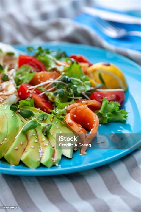 건강한 아침 식사 아보카도와 연어 데친 계란과 토스트 샐러드와 야채 접시에 마이크로 그린 음식 그릇 파란 접시에 점심 소스와 참깨 0명에 대한 스톡 사진 및 기타 이미지