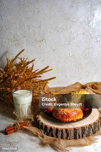 수제 계피 빵과 젖소 우유 한 잔 유기농 마을 건강 식품 텍스트 무료 장소에 대한 공간을 복사합니다 0명에 대한 스톡 사진 및 기타 이미지 Istock