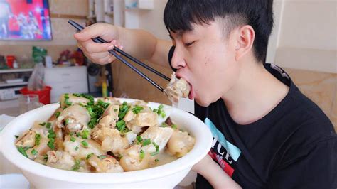 猪肉降价，使劲吃猪肉，今天炖了一锅猪蹄，蘸上红油料吃，美滋滋美食菜谱好看视频
