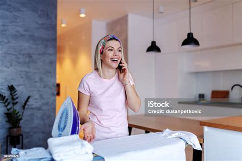 화려한 백인 가치 젊은 금발 주부 세탁보드 옆에 서 서 전화에 이야기 가사 집안일에 대한 스톡 사진 및 기타 이미지 가사 집안일 가정 생활 가정 주부 Istock
