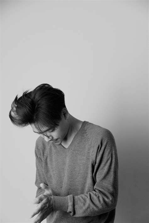 무료 이미지 모델 남자 화이트 검은 검정색과 흰색 어깨 흑백 사진 단색화 헤어 스타일 피부 서 있는 목 사진술 눈 관절 좌석 손 초상화