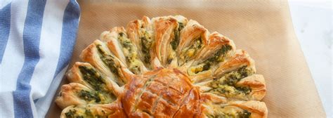 해바라기 모양의 시금치와 리코 타 치즈를 곁들인 맛있는 파이 그 옆에있는 수건 클로즈업 가득 찬에 대한 스톡 사진 및 기타