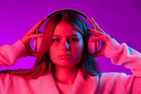 네온 핑크 필터의 보라색 스튜디오 배경에 고립 된 헤드폰으로 음악을 듣고 가까운 젊은 귀여운 소녀 감정의 개념 18 19세에 대한 스톡 사진 및 기타 이미지 Istock