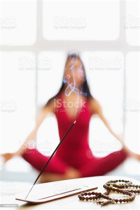 명상 요가 강사의 배경에 대한 테이블에 향기로운 샌들 우드 스틱과 묵주 강사에 대한 스톡 사진 및 기타 이미지 강사 개념 개념 기호 Istock