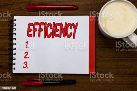 필기 텍스트 쓰기 효율입니다 개념 의미 상태 또는 좋은 효율 되 고의 품질 Perforanalysisce 개선 오픈 노트북 마커 영감 아이디어 나무 테이블 컵 커피를 통신