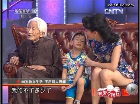 央视主持人石琼璘旗袍露出白花花的大腿（29） 图片 名腿网