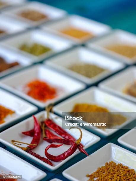 화려한의 다양한 유기 건조 활기찬 인도 음식 향신료는 대기 조명과 오래된 청록색 나무 배경에 흰색 세라믹 접시에 0명에 대한 스톡 사진 및 기타 이미지 Istock