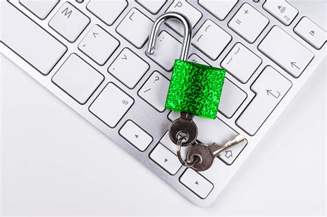 잠긴된 컴퓨터 바이러스 또는 악성 코드 공격 으로부터 안전 합니다 노트북 컴퓨터 온라인 사이버 범죄 및 해킹 으로부터 보호 되 고 키보드에 자물쇠와 함께 컴퓨터 보안 개념