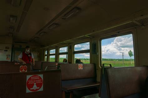 기차에 서 있는 사람 사진 Unsplash의 무료 사람의 이미지