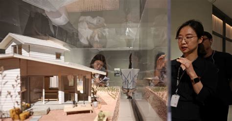 연결하는 집 대안적 삶을 위한 건축 설명하는 정다영 학예연구사