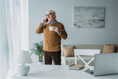 커피 컵 사무실에서 작업 하 고 전화 통화와 수석 자신감 남자 남자에 대한 스톡 사진 및 기타 이미지 남자 노인 오래된